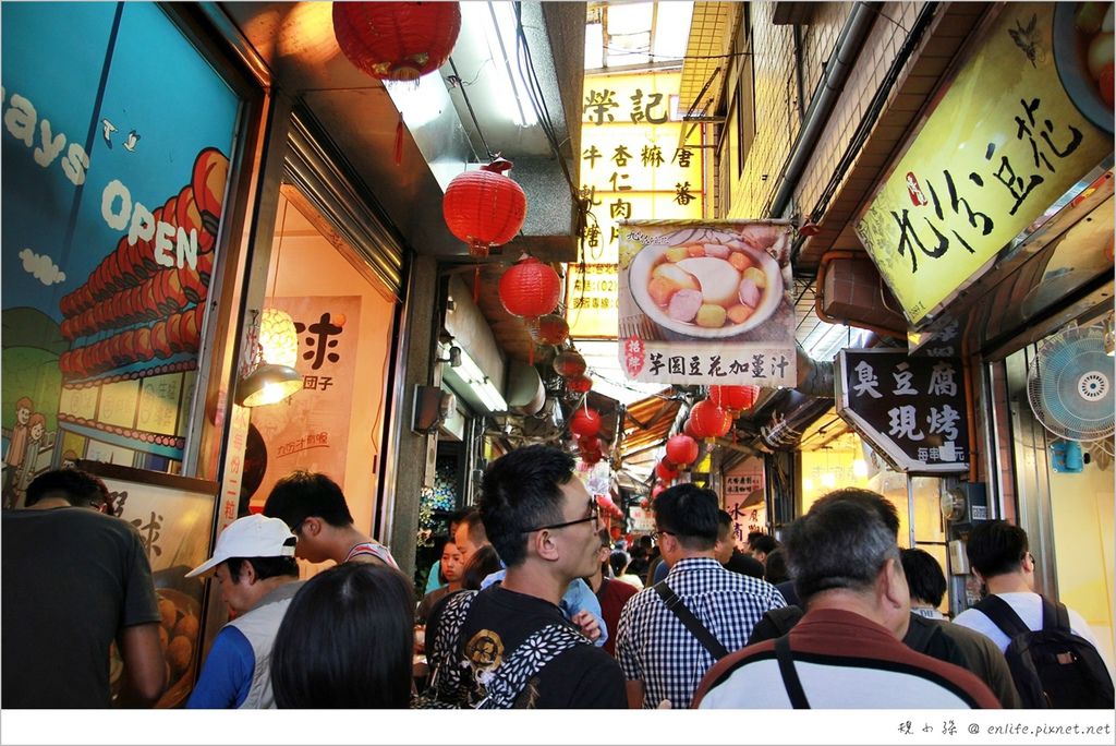 免開車、搭高鐵去旅行！九份老街吃美食、平溪十分放天燈、饒河夜市吃小吃，九條經典一日行程一起去旅行～-輕旅行