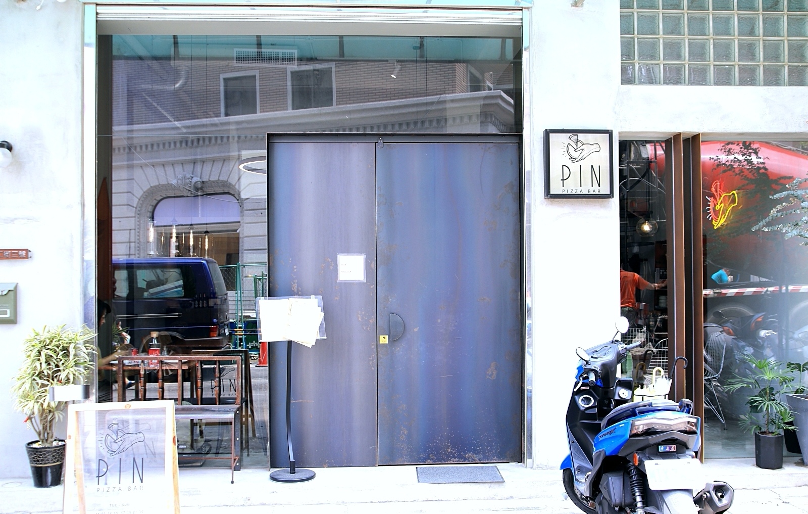 桃園中壢｜Pin Pizza Bar 品手感披薩：掉進迷人的質感空間，享受日陽光輕灑下的阿山哥！-輕旅行