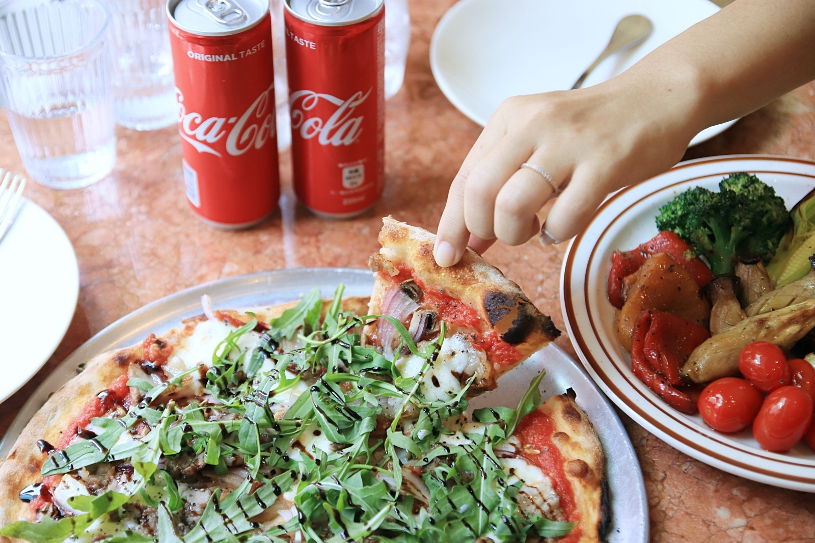 桃園中壢｜Pin Pizza Bar 品手感披薩：掉進迷人的質感空間，享受日陽光輕灑下的阿山哥！-輕旅行