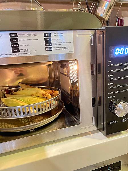 常常在家煮飯的好幫手，cuisinart美膳雅『三合一微波氣炸烤箱』（AMW-60TW)。多功能使用，效率真的很高，是美國小家電領導品牌。－只會吃吃吃｜痞客邦