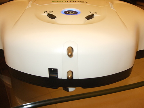 新夥伴出場,小白,微星掃地機器人MSI Fun robot icleaner m800 正面照－阿李爸爸的部落格｜痞客邦