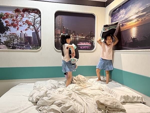 團購:高雄華園飯店最後一天！唯一駕駛主題樂園含住2650｜雙胞胎女孩DoRe＋Fa弟＝奴爸奴媽 | 媽咪拜MamiBuy