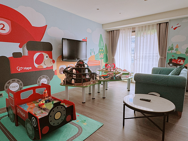 【團購】義大天悅2024年全新登場Hape主題房！超狂整排火車軌道/溜滑梯攀爬叢林/樂器慶生派對/廚房傢傢酒 4大主題，還有全球獨家德國PolyM軟積木遊戲牆－雙胞胎女孩DoRe＋Fa弟＝奴爸 ...