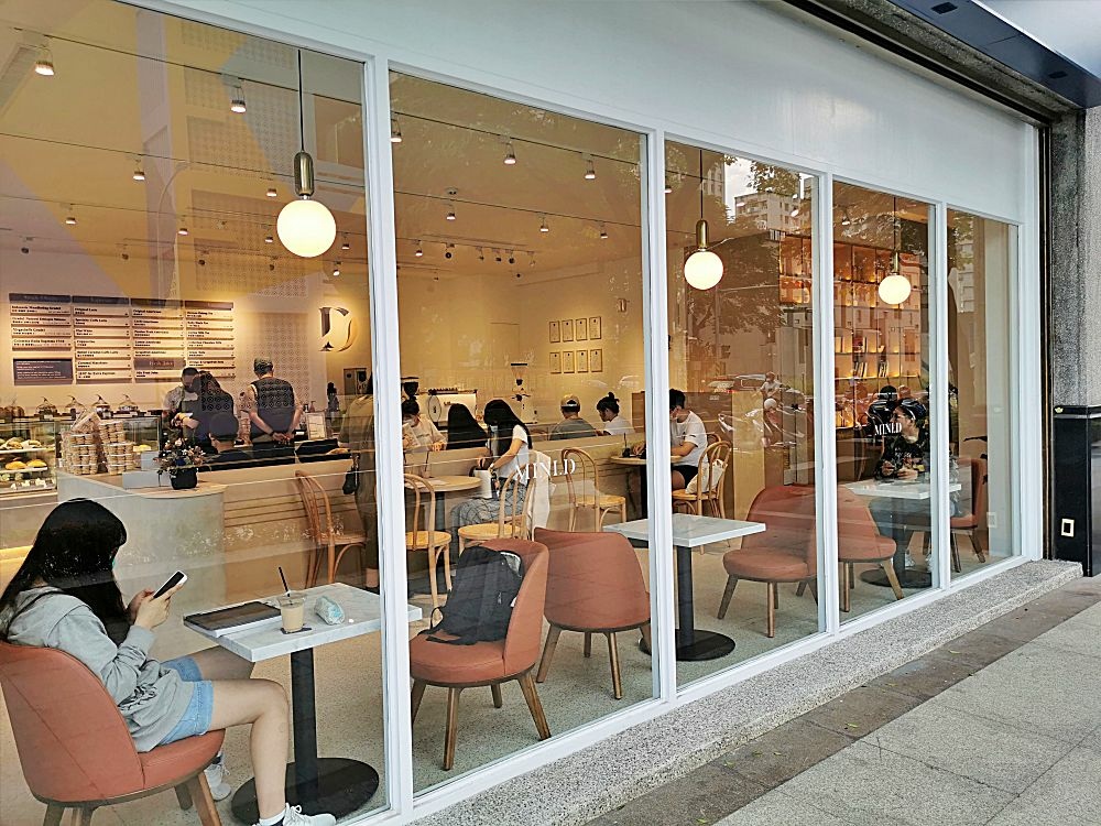 高雄｜MINI.D Coffee：美術館旁的小清新咖啡廳！布列塔尼奶油球超熱賣-輕旅行