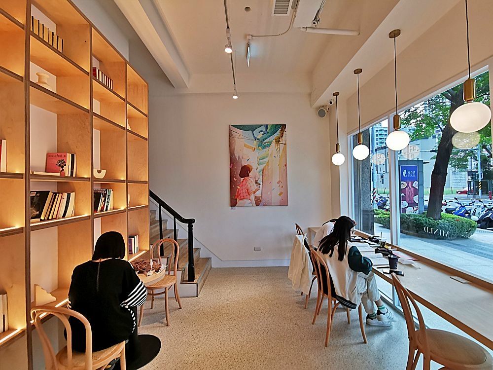 高雄｜MINI.D Coffee：美術館旁的小清新咖啡廳！布列塔尼奶油球超熱賣-輕旅行