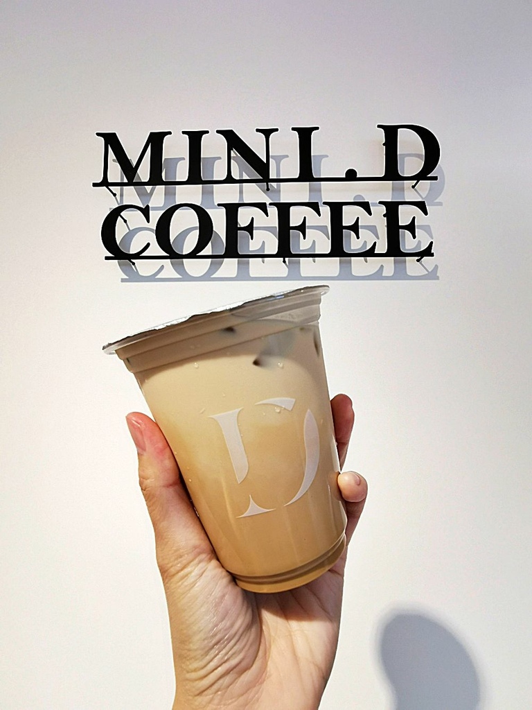 高雄｜MINI.D Coffee：美術館旁的小清新咖啡廳！布列塔尼奶油球超熱賣-輕旅行